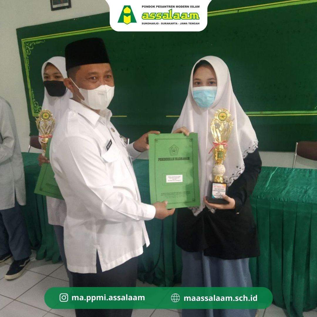 9 Santri-Santriwati MA PPMI Assalaam Menerima Sertifikat Juara dari ...